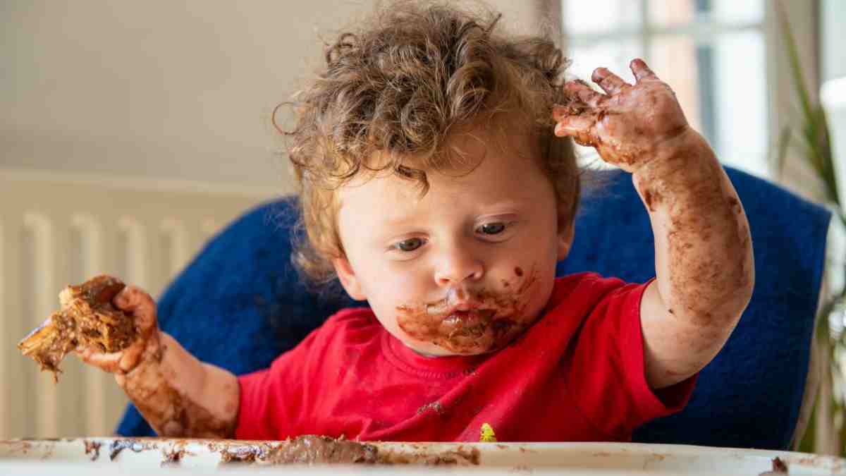 छोटे बच्चों को मिट्टी खाना क्यों पसंद होता है? एक्‍सपर्ट से जानिए कारण ...