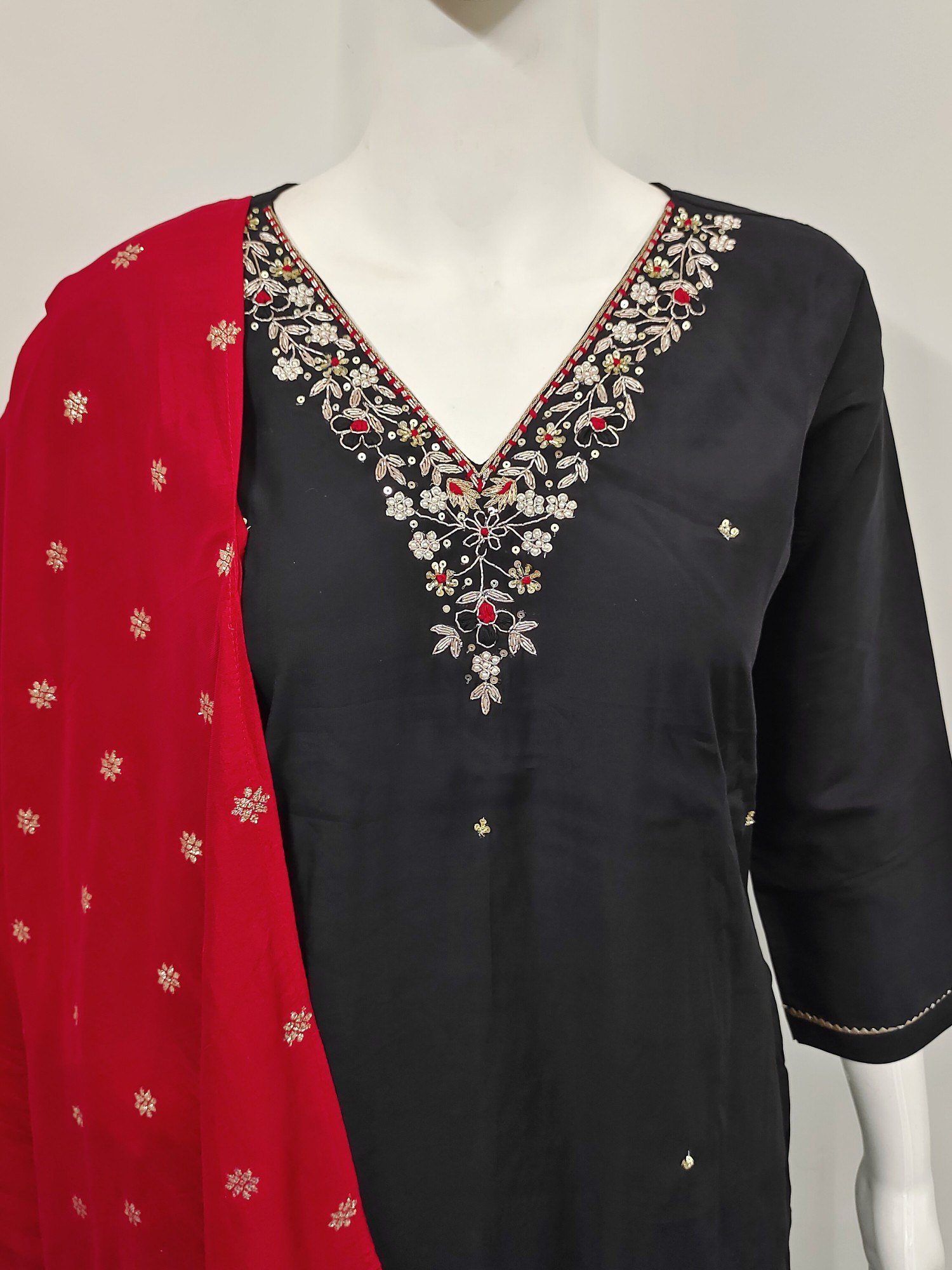 5 V-neck Designs For Kurti: कुर्ती में वी-नेकलाइन होने से शेप में नजर ...