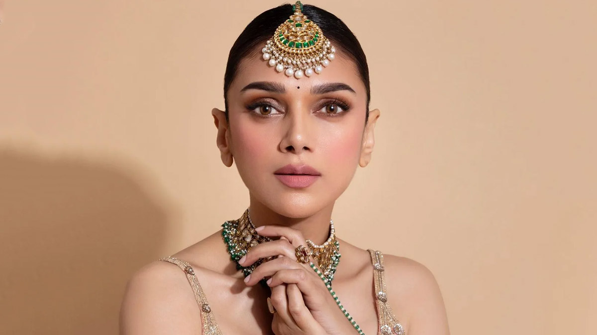 Makeup For Beginners सिंपल साड़ी या सूट लुक में जान डालेंगे शिमर वाले