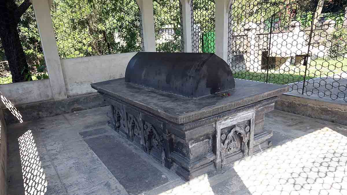 इस मकबरे में मौजूद है सुल्तान गयासुद्दीन आजम शाह की कब्र, आप भी देखने ...