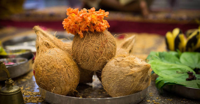 भगवान गणेश को नारियल कैसे चढ़ाएं? | how to offer coconut to lord ...