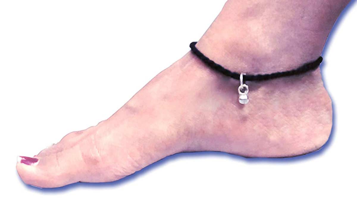 Black Thread: क्या काला धागा पहनने से दूर रहती है बुरी नजर? | can black ...