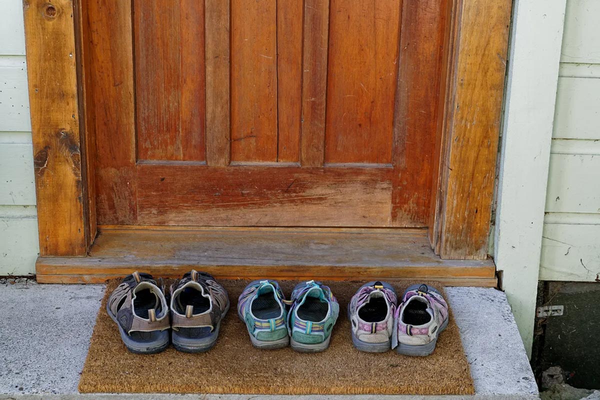 संध्या के समय घर की चौखट पर क्यों नहीं बैठना चाहिए?