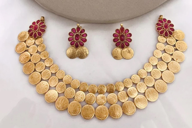 Coin jewellery Designs: सिंपल लुक को अट्रैक्टिव बनाने के लिए पहनें कॉइन ...