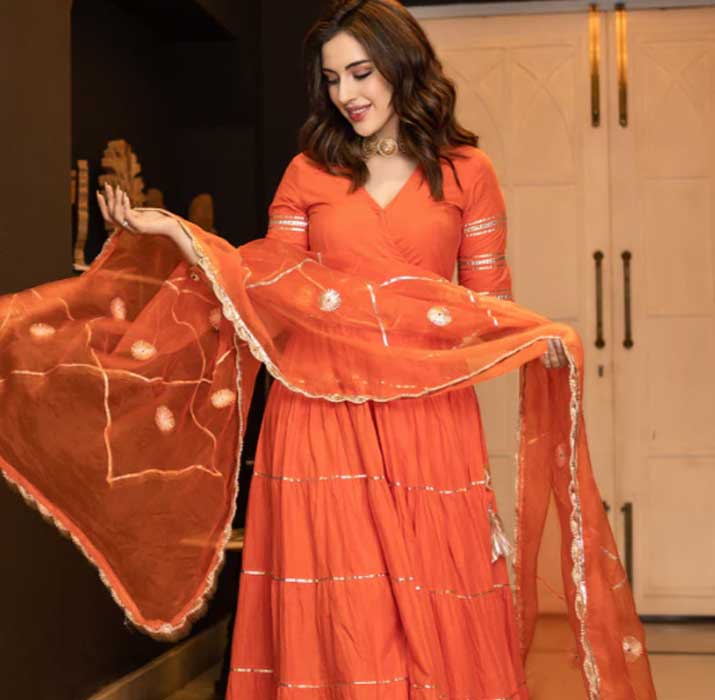 हल्दी सेरेमनी में येलो की जगह ऑरेंज कलर के ये सूट करें ट्राई, देखें ...