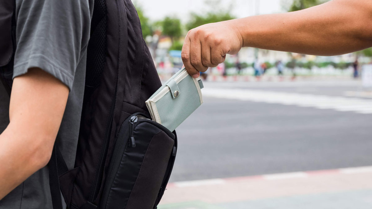 Tips To Protect Yourself From Pickpockets In Public | Herzindagi