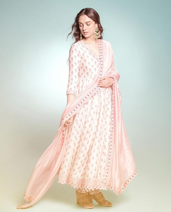 Outfits Ideas : देसी लुक के लिए बेस्ट हैं ये आउटफिट्स, इस तरह करें ...