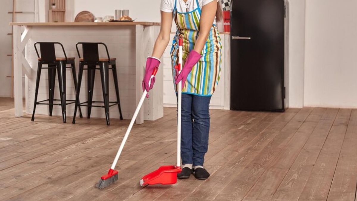 வேறொருவரின் துடைப்பத்தை கடன் வாங்குவது சரியா? | is it right according ...