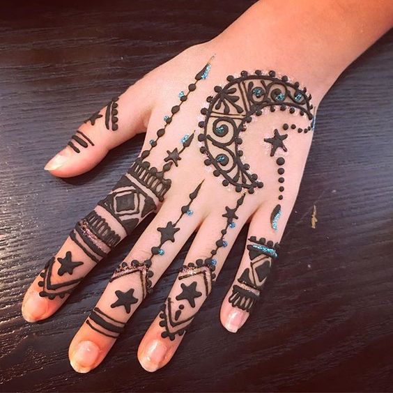 Chand Mehndi Designs For Eid al-Adha 2024 | HerZindagi Chand Mehndi Designs For Eid al-Adha 2024 | HerZindagi