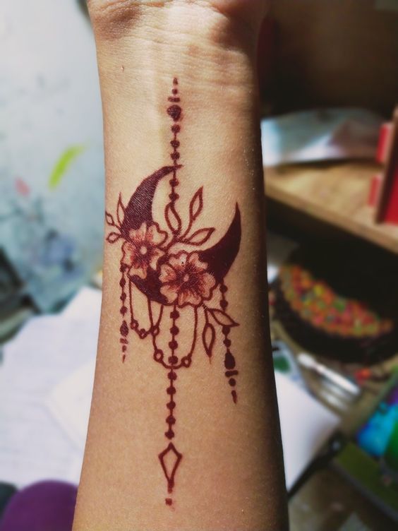Chand Mehndi Designs For Eid al-Adha 2024 | HerZindagi Chand Mehndi Designs For Eid al-Adha 2024 | HerZindagi