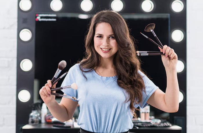 सक्सेसफुल मेकअप आर्टिस्ट बनने के लिए जरूर होने चाहिए ये स्किल्स ...