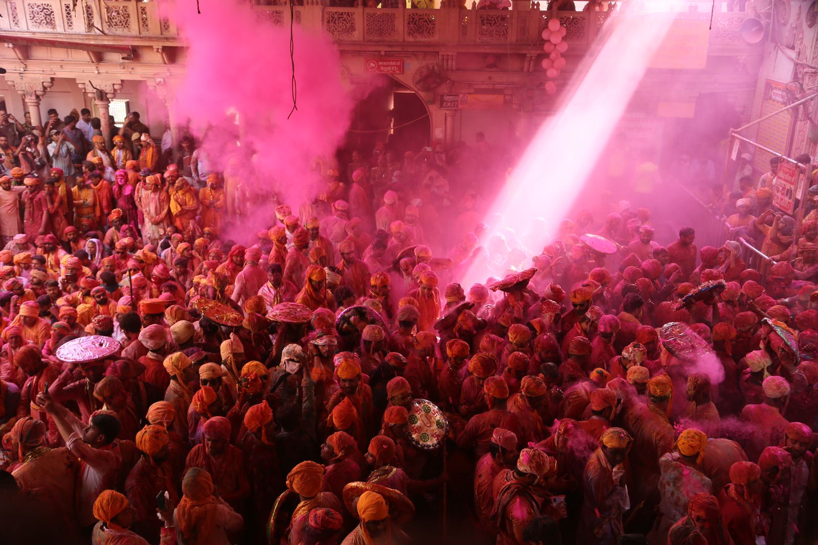 Lathmar Holi Shubh Muhurat 2024: मथुरा-वृंदावन में ऐसे खेली गई लठमार ...