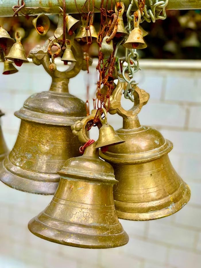 मंदिर से लौटते वक्त घंटा बजाने से क्या होता है? | why we should not ...
