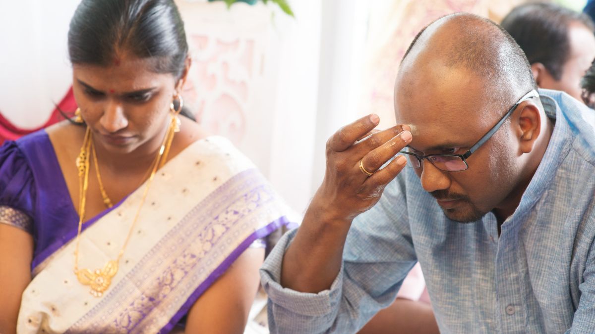 Astro Tips For Applying Chandan Tilak On Your Forehead | Herzindagi