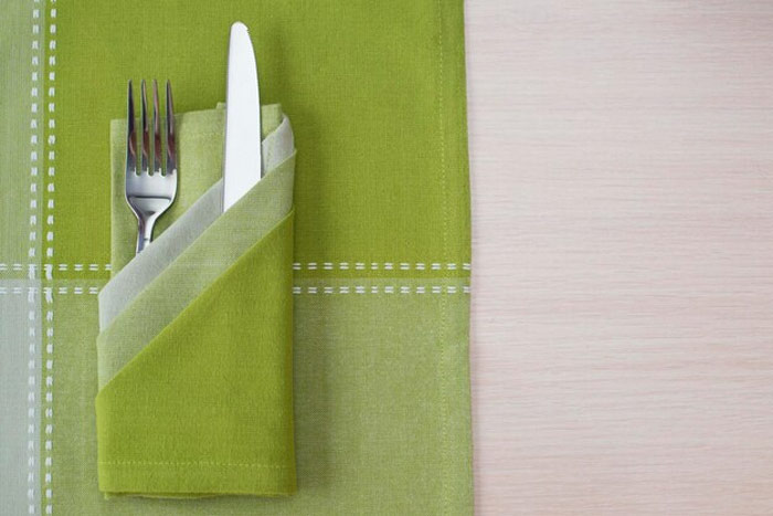 खाने की टेबल पर रखे नैपकिन्स का क्या होता है काम, कैसे करना चाहिए ...