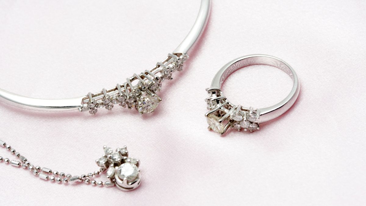 Vastu Expert Tells Where You Should Keep Silver Items At Home | Herzindagi