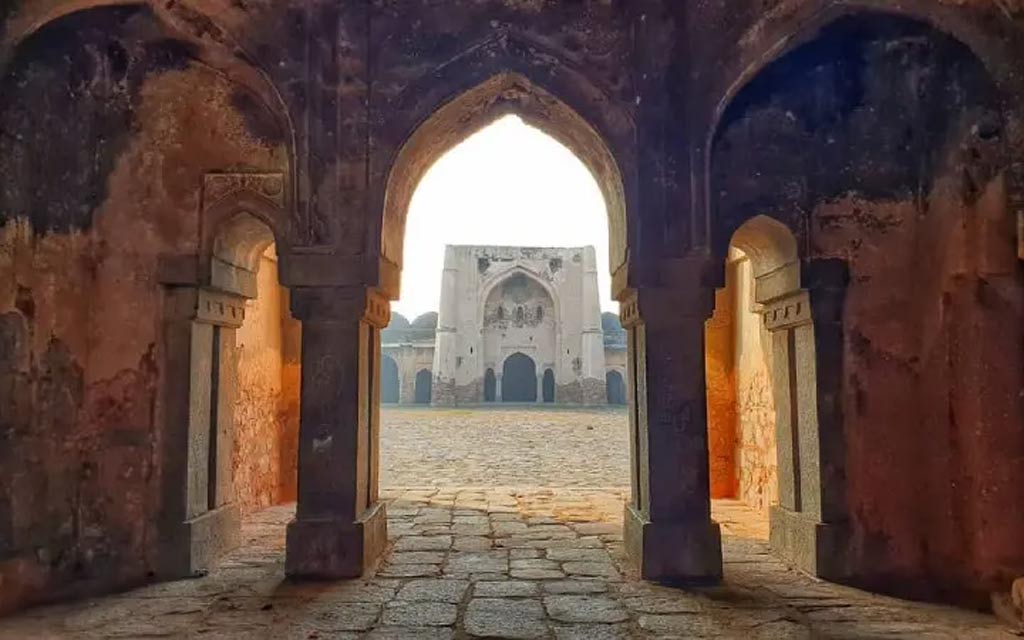 Mosque History: बेगमपुर मस्जिद से जुड़े ये फैक्ट्स नहीं जानते होंगे आप ...
