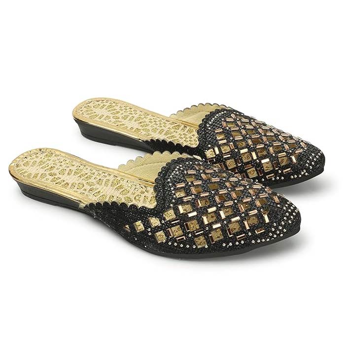 ऑफिस में वियर कर रही हैं सूट या साड़ी तो इस तरह के फुटवियर करें स्टाइल ...