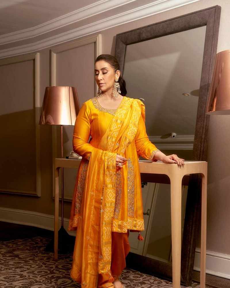 50 Plus Fashion: 50 के बाद दिखना चाहती हैं जवां और स्टाइलिश तो मनीषा ...