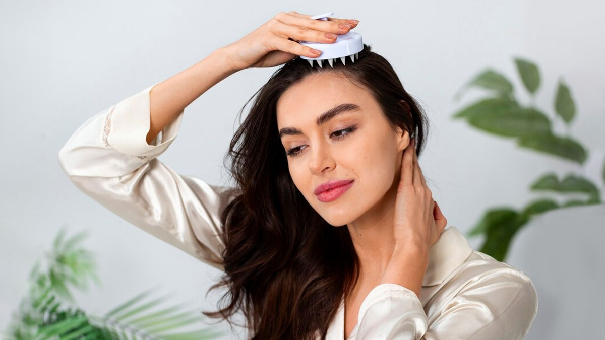 Hair Care गर्मियों में बालों को कमजोर बना सकती हैं ये गलतियां