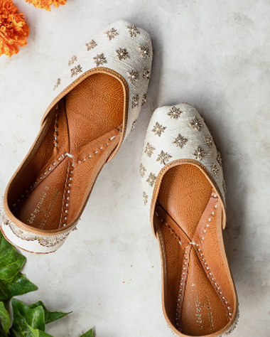 5 Trending Punjabi Juti Designs For 2024 Festive Season | HerZindagi