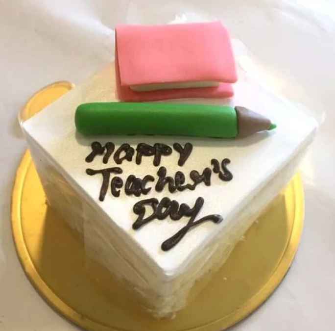 Teacher's Day Celebration के लिए खरीद सकते हैं ऐसे Cakes, यहां से लें ...