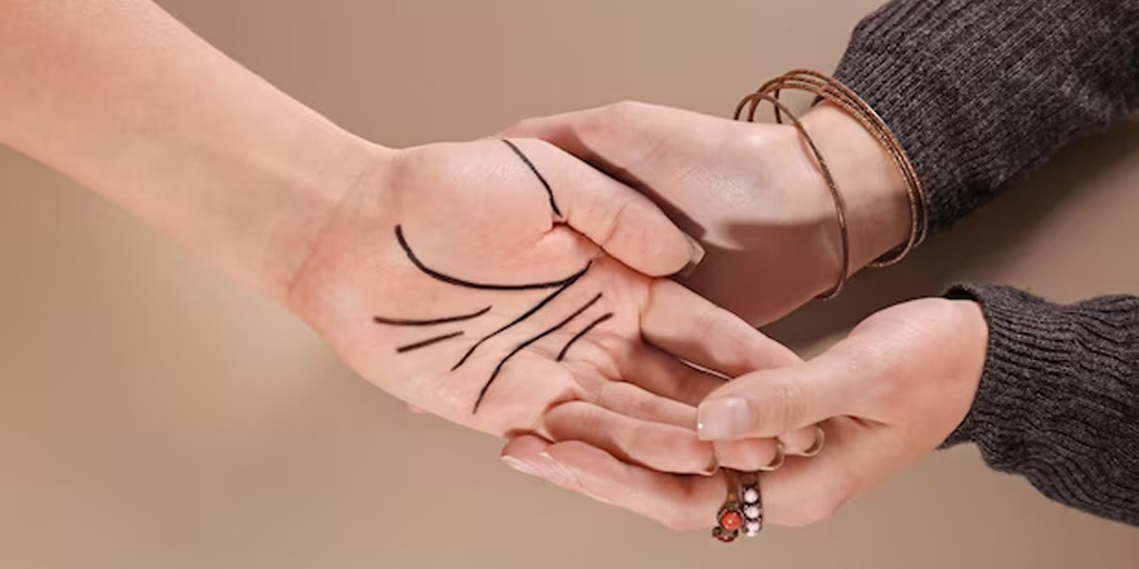 हाथ की ये रेखा दिला सकती है पैसा