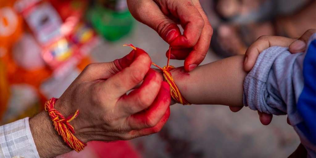 लड़कियों को किस हाथ में बांधना चाहिए कलावा?