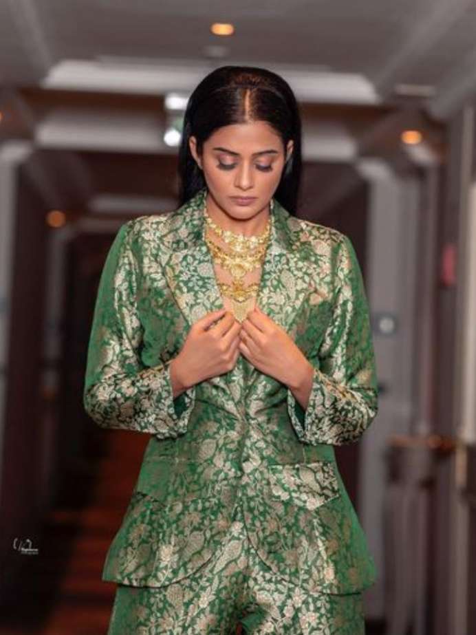 Priya Mani Raj's Shiny Outfits You Must Try For Your BFF's Wedding