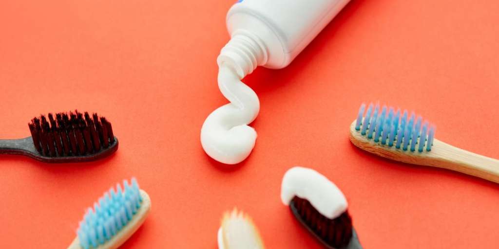 5 Smart & Useful Toothpaste Hacks That You Never Know!