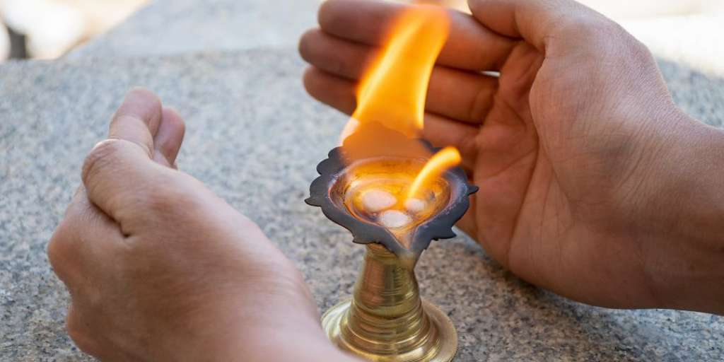 Vastu Tips: Attract Wealth By Burning Camphor & Cloves Together