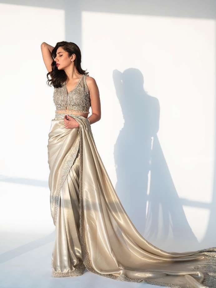 Raees एक्ट्रेस अपनी देसी अदाओं से ढाती हैं कहर