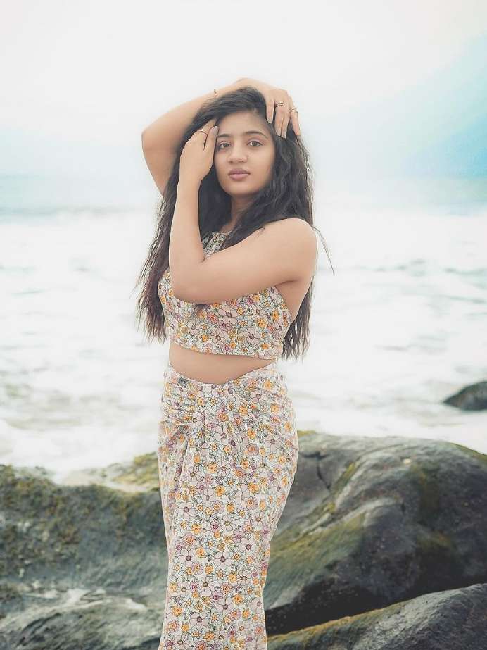 சன் டிவி இலக்கியா சீரியல் நடிகையா இது! அதிர்ச்சியில் ரசிகர்கள்