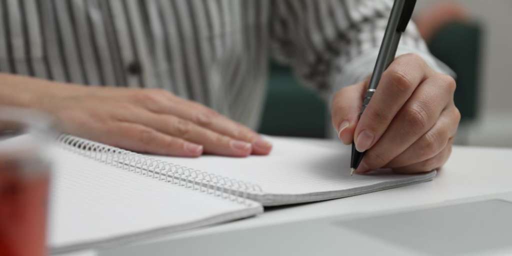 Top 5 Personality Traits Of Left-Handed People!