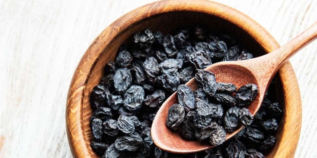Top 6 Health Benefits Of Eating Black Raisins In The Morning!