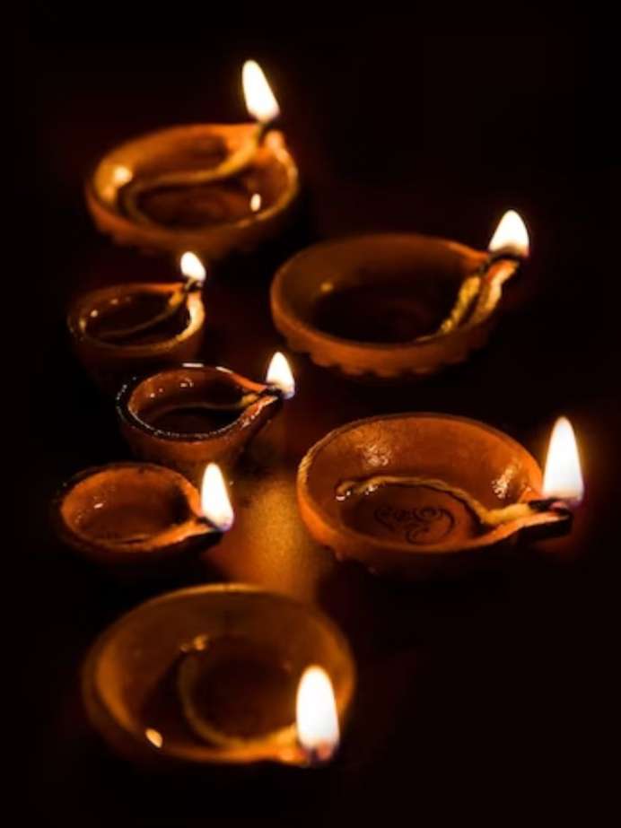 शाम के समय इस दिशा में रखें दीपक की लौ
