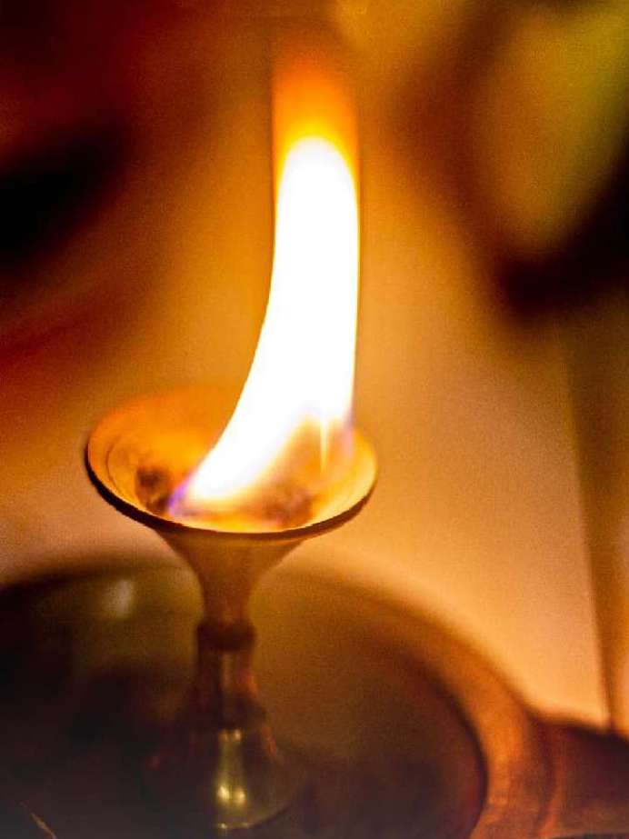 शनिवार को दीपक में लौंग डालकर जलाने से क्या होता है?