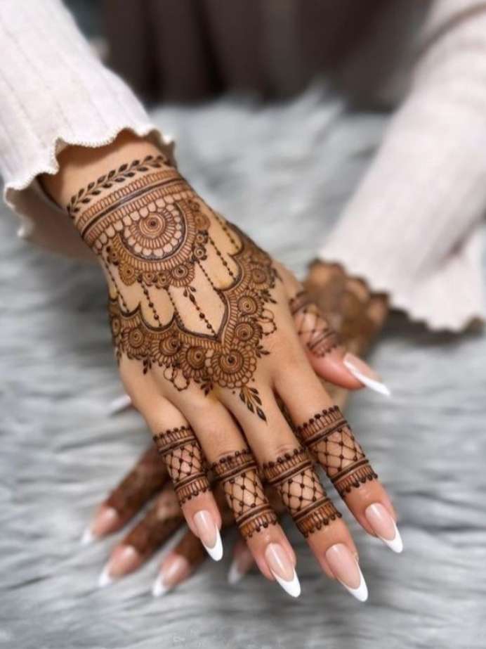 Minimal Arabic Mehndi Designs For Summer Brides