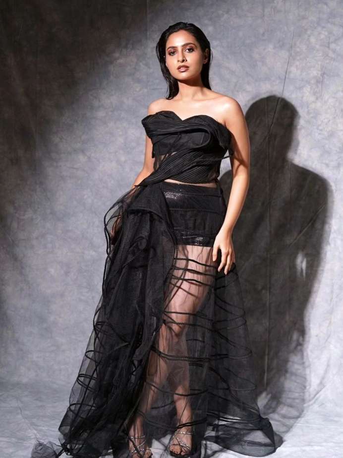 Karishma Sawant के ये शानदार लुक्स आप भी करें ट्राई