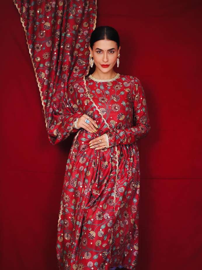 रॉयल लुक के लिए ट्राई करें Pavitra Punia के ये सूट लुक्स