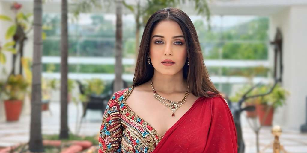 Srishty Rode Approved Deep-Neck Blouse Designs To Ooze Glamour