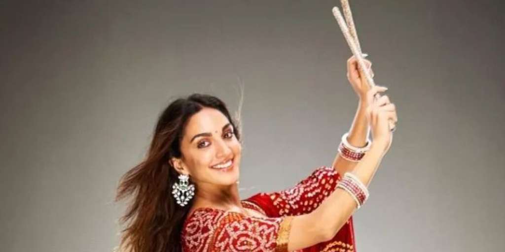 7 Beautiful Black Bindi Designs For Navratri Garba Night