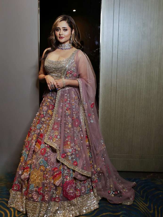 मोटा पेट दिखेगा Flat, दिवाली पर पहनें ऐसे लहंगे