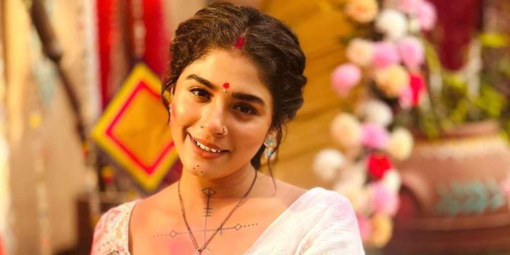 Adrija Addy Roy Inspired Chic Hairstyles For Ethnic Outfits