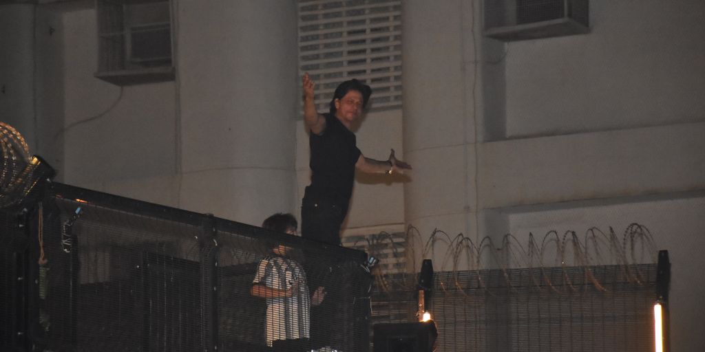 SRK Celebrates His 57th B’Day Outside Mannat With Fans