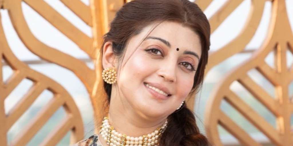 5 Beautiful Contrast Saree Blouses By Pranitha Subhash To Shine