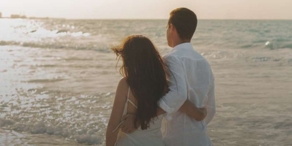 6 Non-Obvious Body Signs That Someone Is Attracted To You