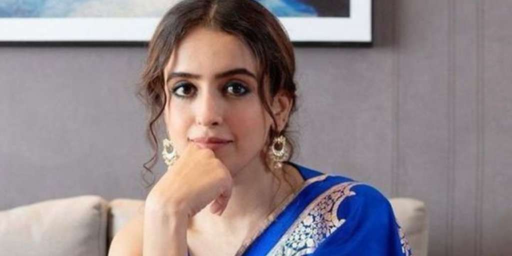 7 Elegant Blouses To Pair With Blue Saree This Navratri