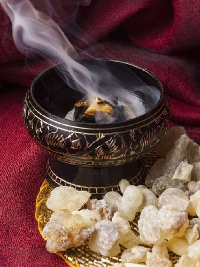 शुक्रवार को कपूर और लोबान जलाने से क्या होता है?