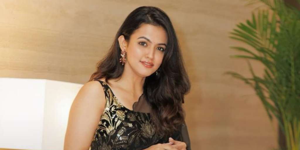 6 Fancy Earrings Inspired By Aparna Das For Round Face